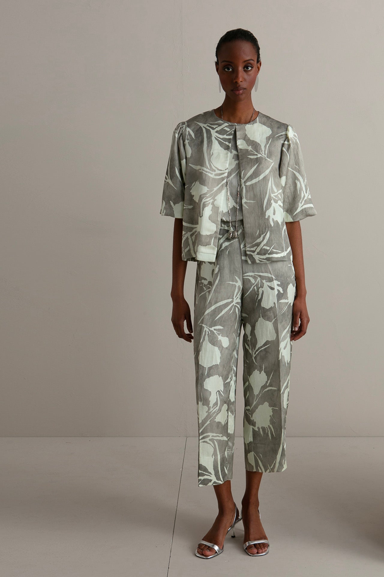 Pantalone dritto cropped in misto lino con stampa botanica - Maria ...